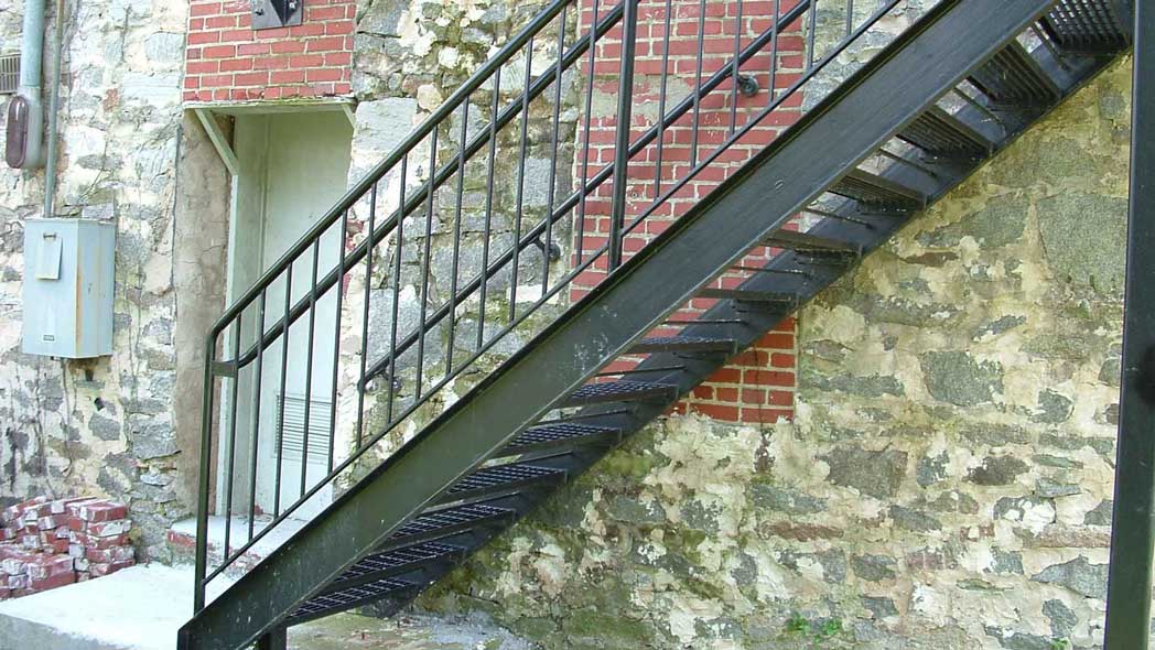 Scari exterioare din metal: Avantaje - Tipuri - Pret - Montaj | Reformex